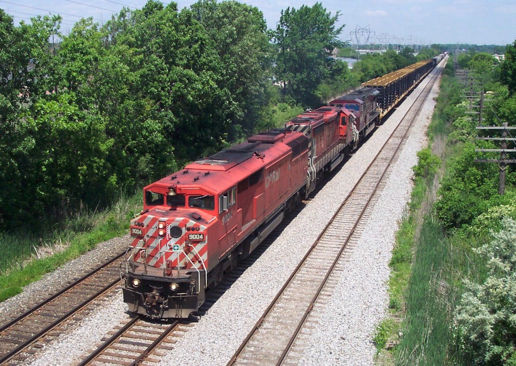 CP 9004 leads frames and parts up Lake Hill towards Chicago